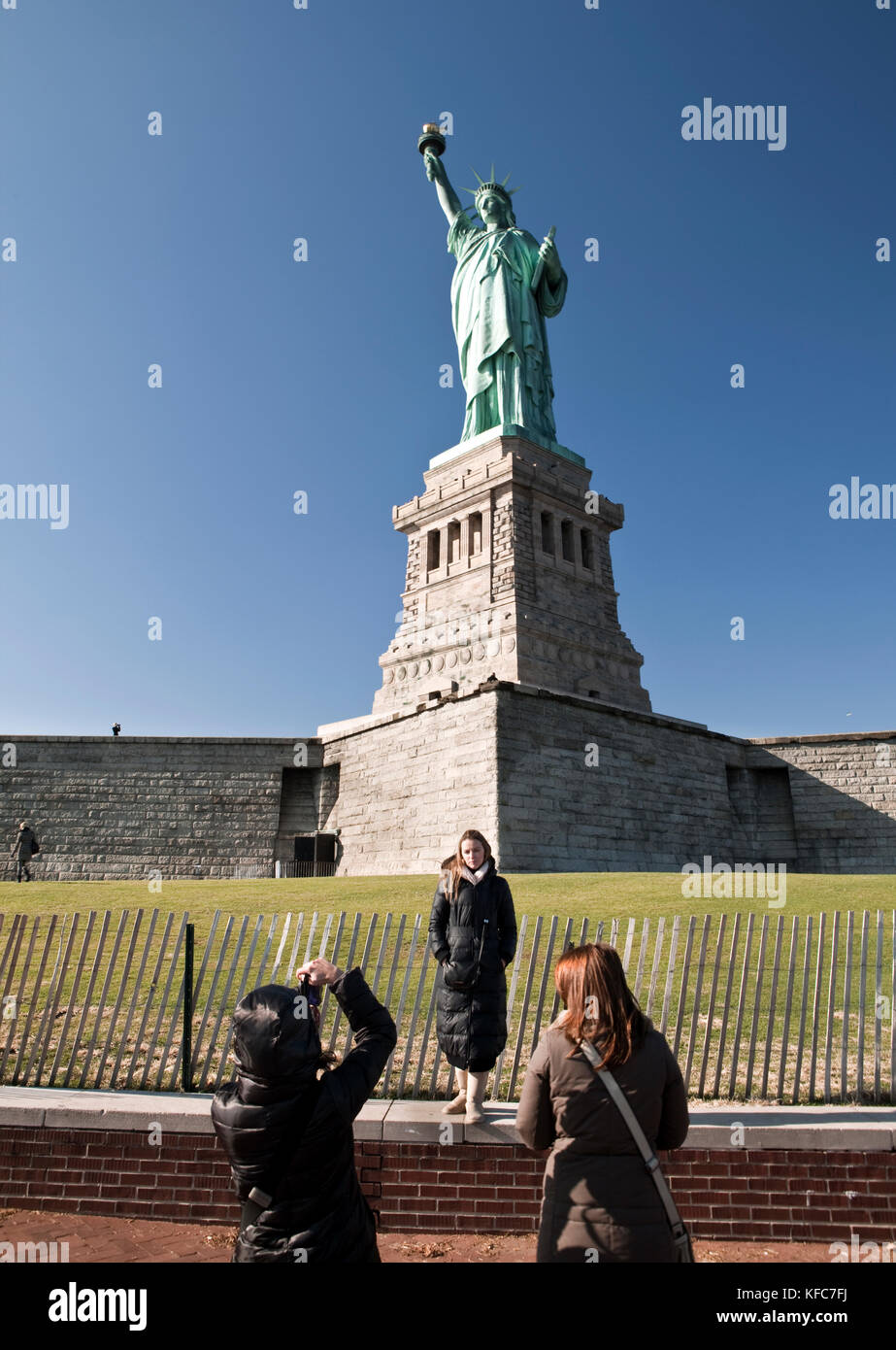 Tourist taking a photo of the statue of liberty hi-res stock ...