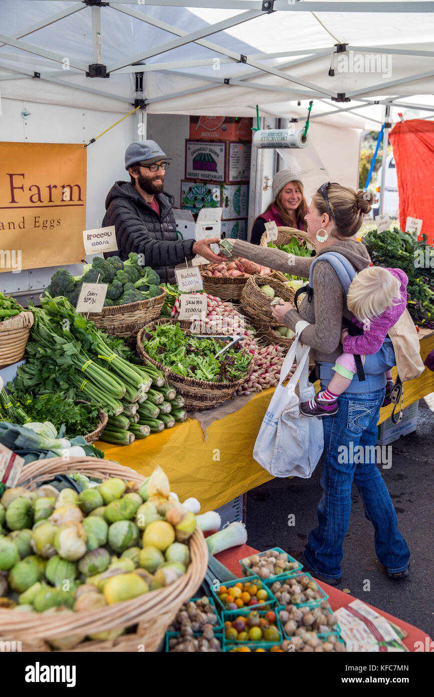 USA, Oregon, Ashland, Barking Moon farmers sell produce at the Rogue ...