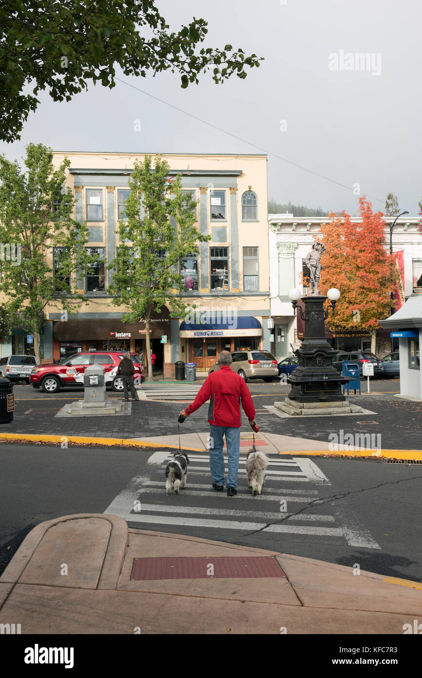 USA, Oregon, Ashland, street scene in downtown Ashland on East Main ...