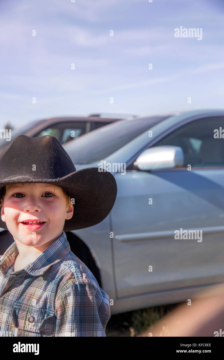 USA, Oregon, Sisters, Sisters Rodeo, children get ready to enter the ...