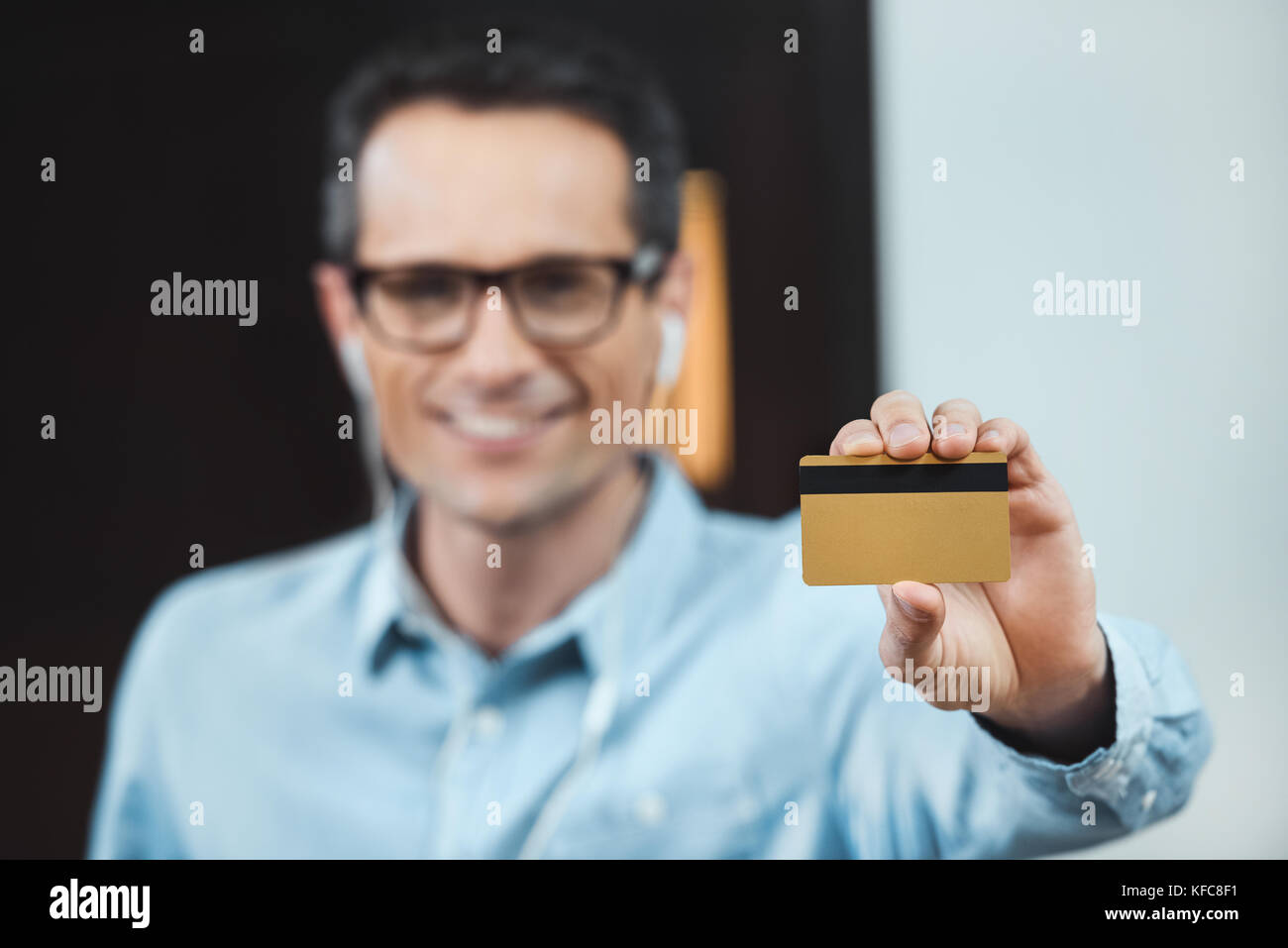 Executive paying by credit card hi-res stock photography and images - Alamy