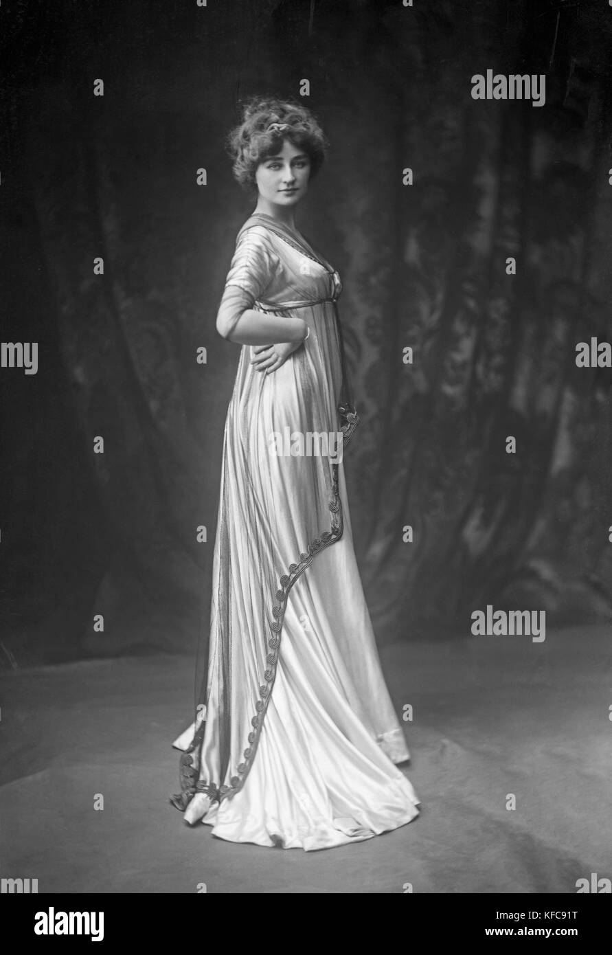 Portrait of French soprano singer Geneviève Vix, c.1910. Photo Taponier ...