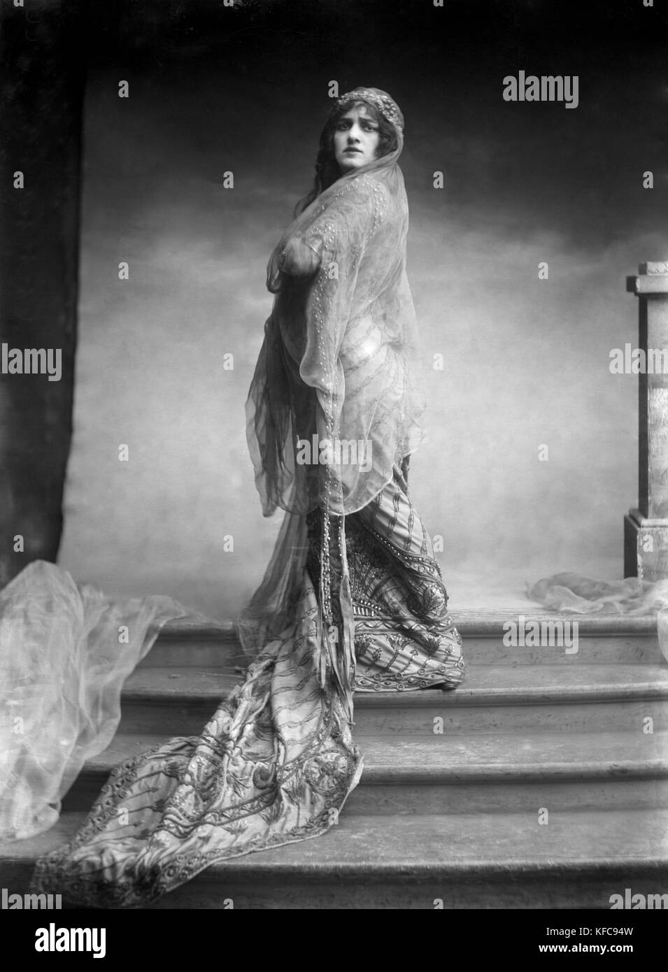 French comedian and tragedian Madeleine Roch, c.1907. Photo Taponier ...