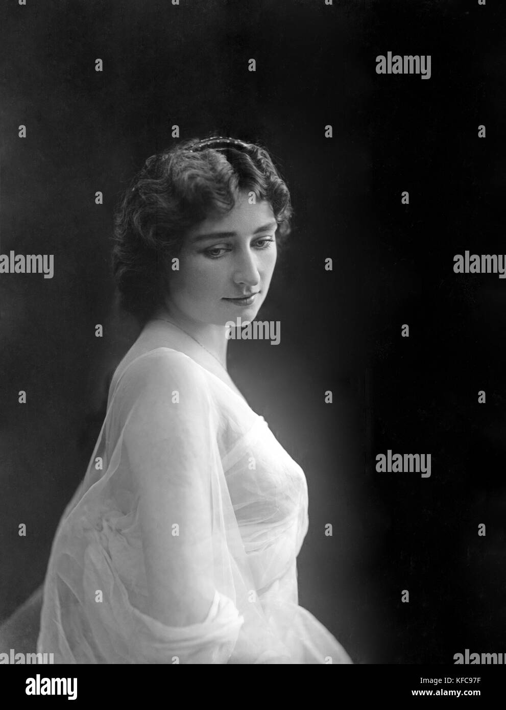 Portrait of French soprano singer Geneviève Vix, c.1910. Photo Taponier ...