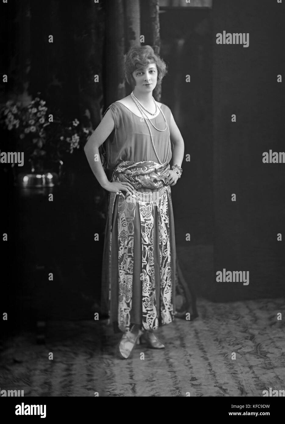 French actress Jane Renouardt c.1915. Photo Taponier Stock Photo - Alamy