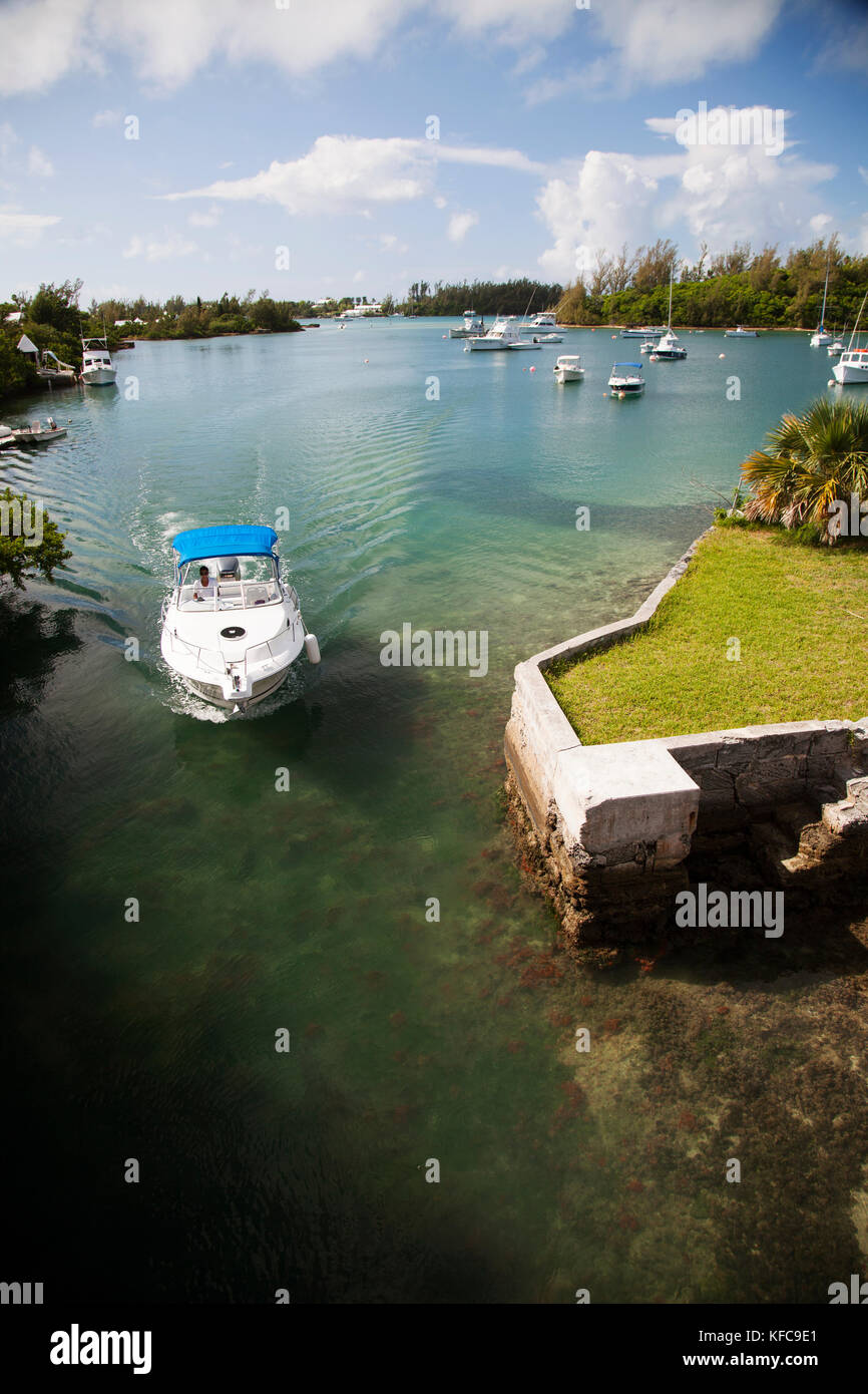 BERMUDA. A boat about to go under the Somerset Bridge. The world's ...