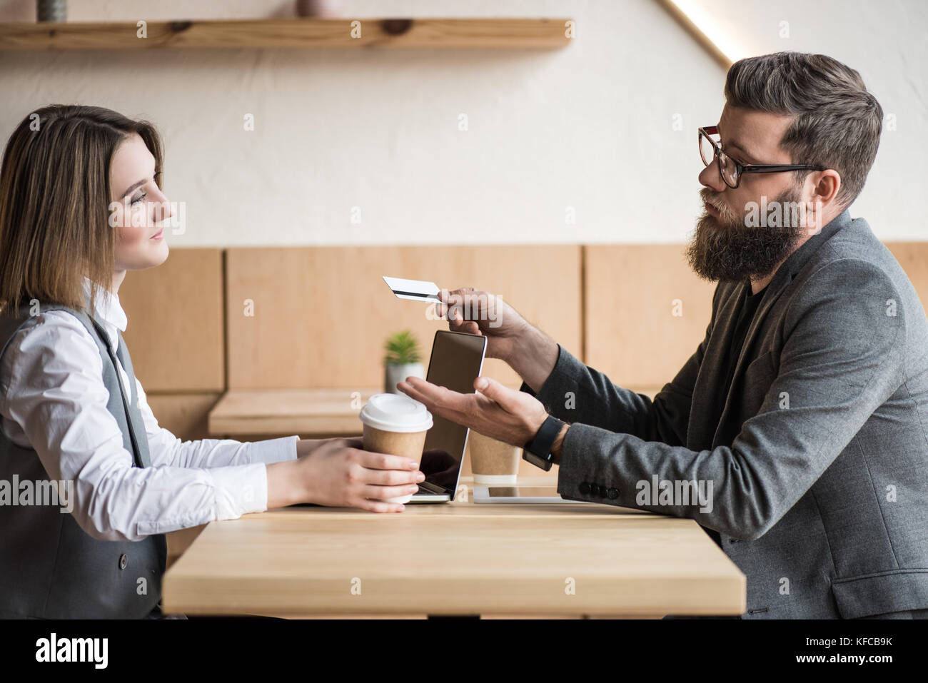 man giving credit card to woman Stock Photo - Alamy