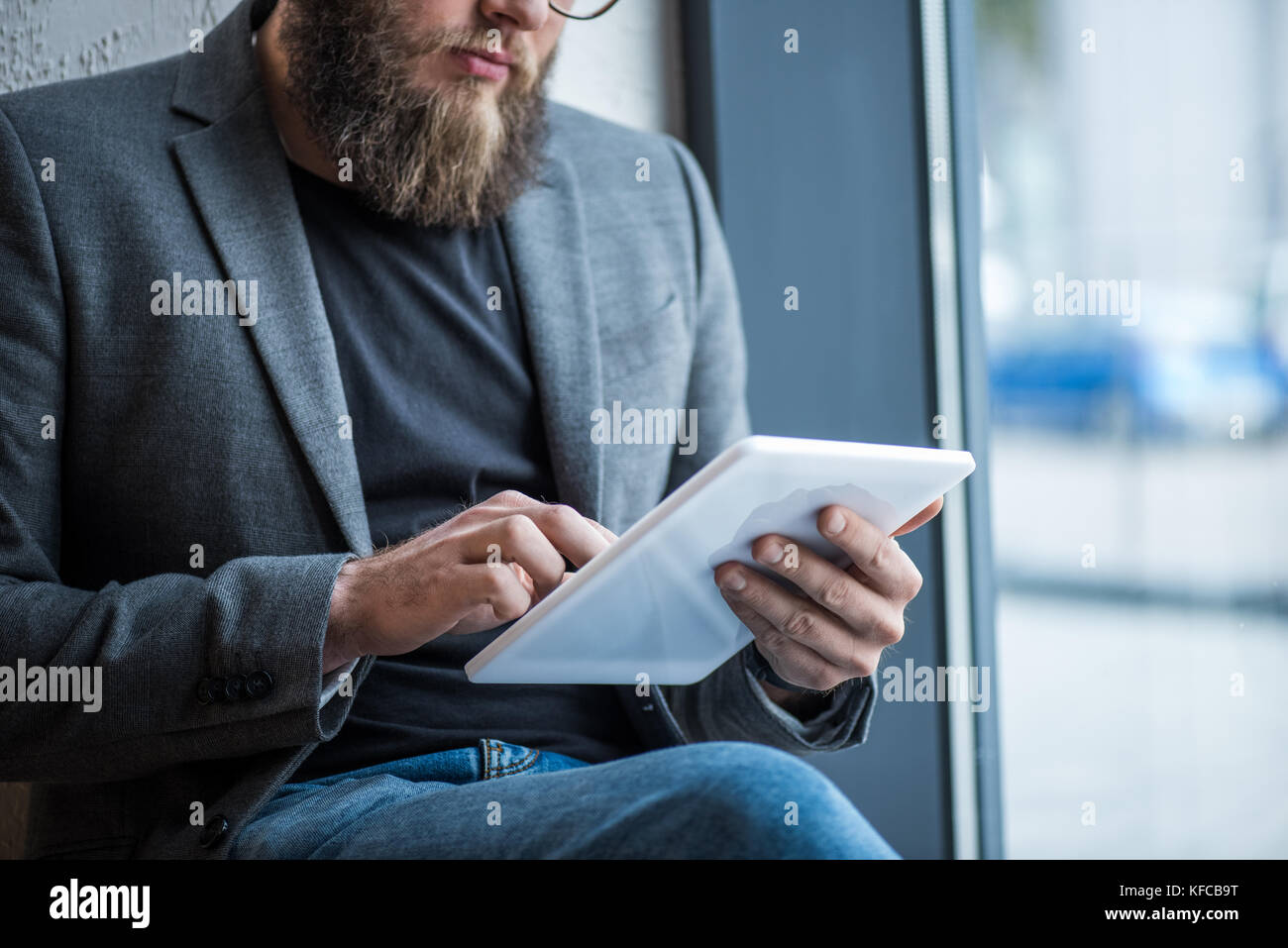 People using electronics hi-res stock photography and images - Alamy