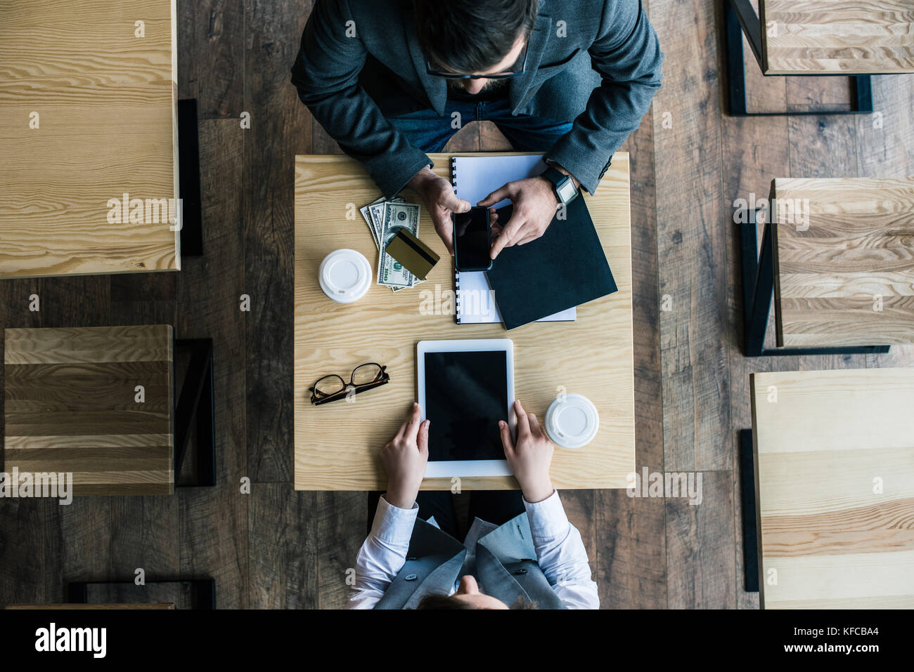 Conversation coworking hi-res stock photography and images - Alamy