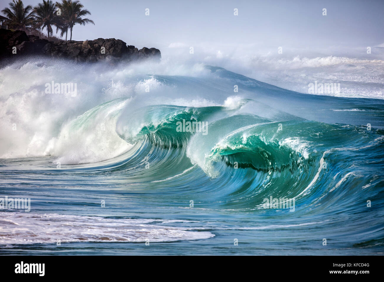 HAWAII, Oahu, North Shore, shorebreak at Waimea Bay Stock Photo - Alamy