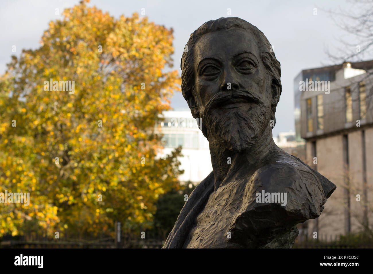 John donne statue hi-res stock photography and images - Alamy