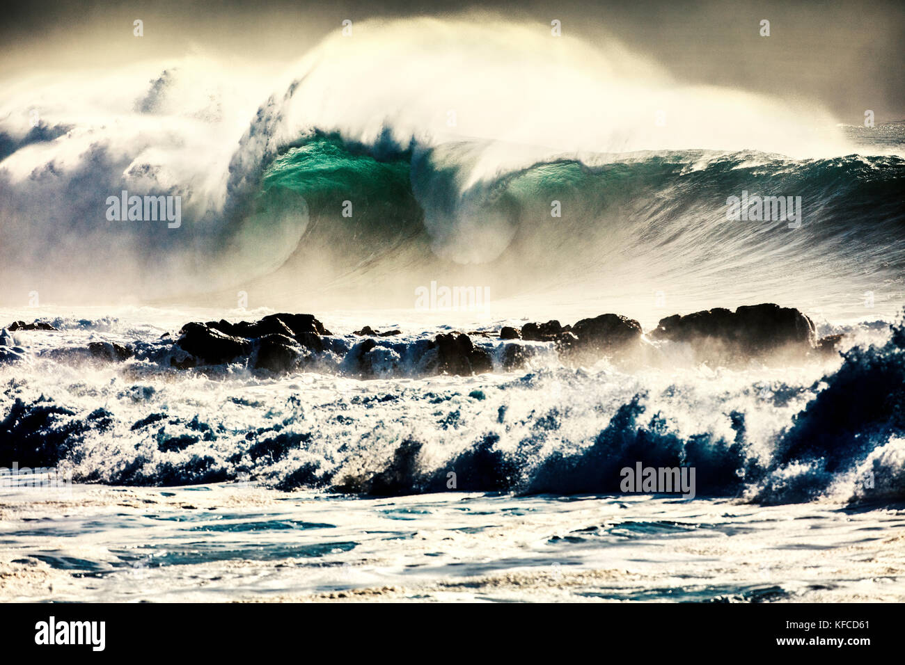The famous wave on the north shore of oahu hi-res stock photography and ...