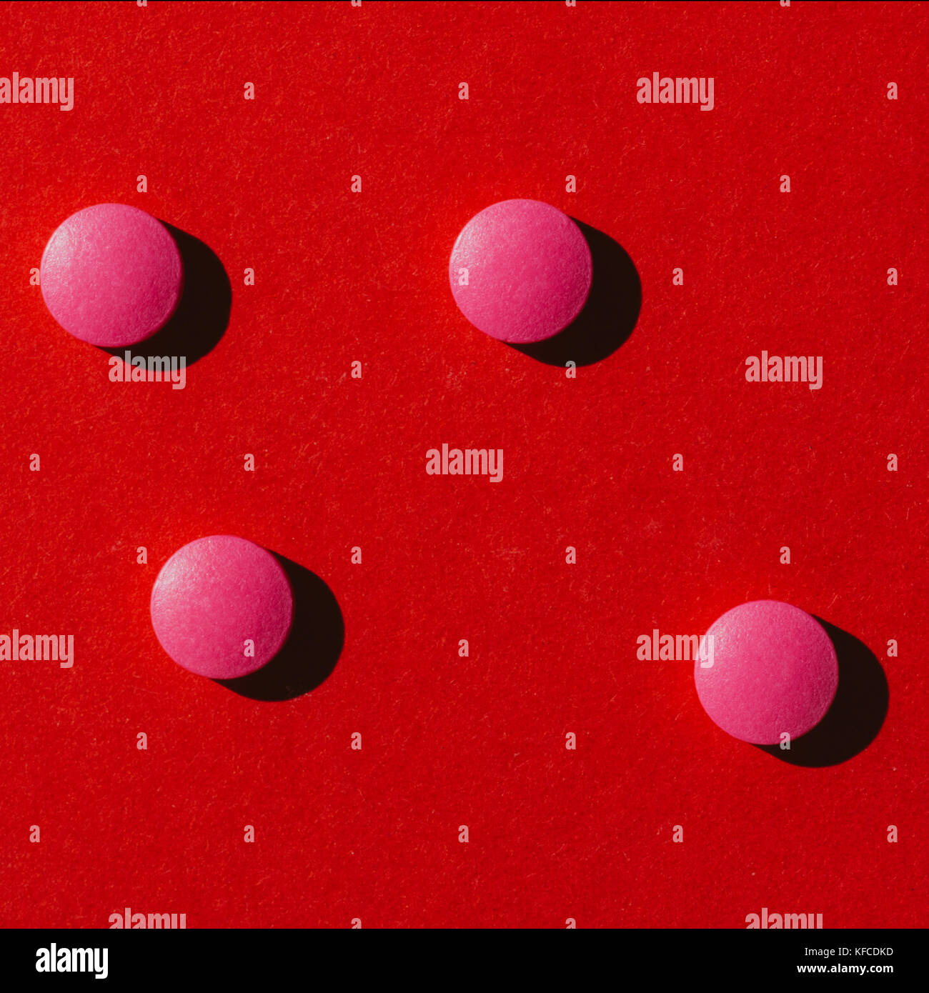Round pink pills hi-res stock photography and images - Alamy