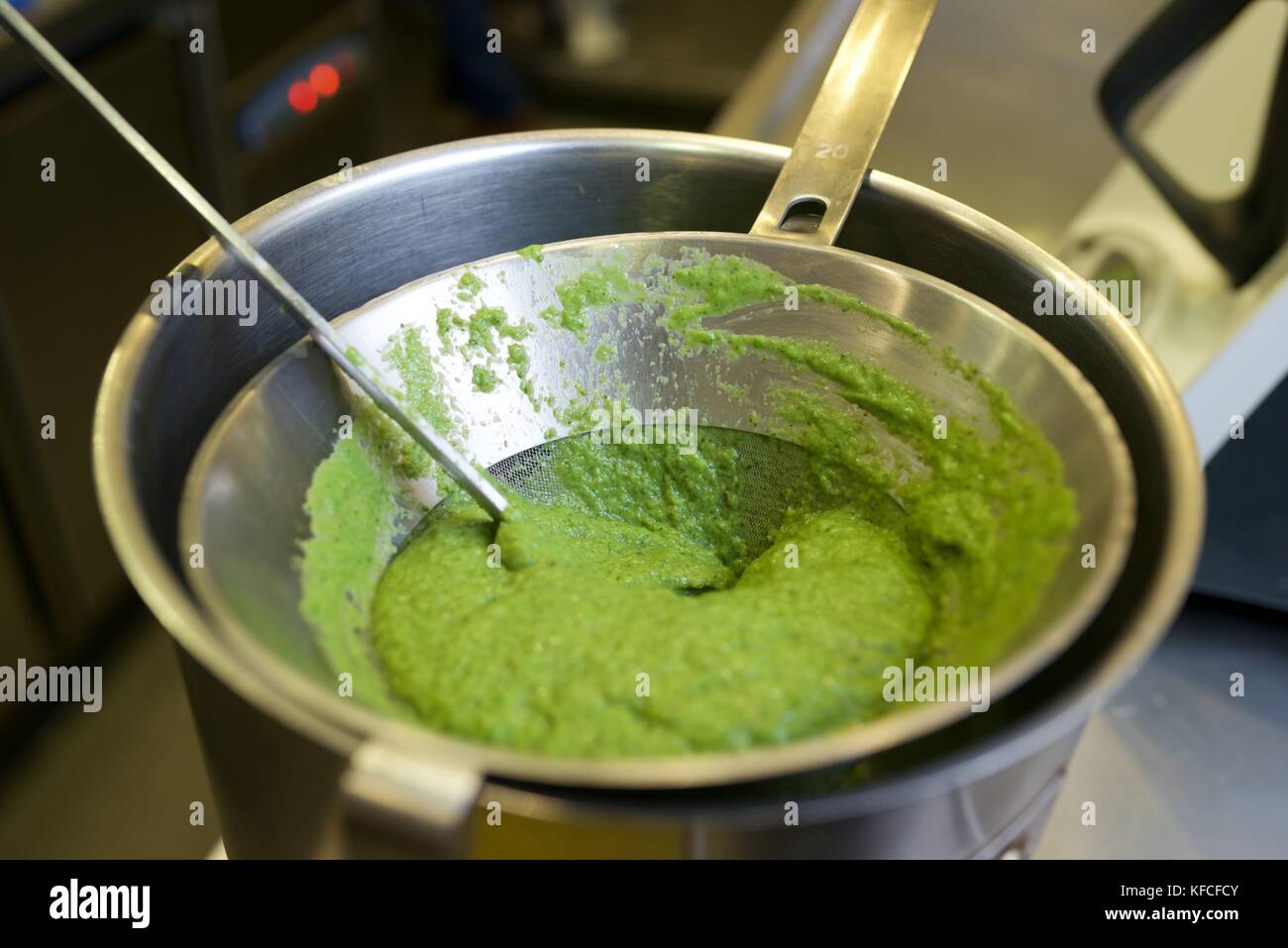 Preparation of vegetables pureed in a restaurant Stock Photo - Alamy