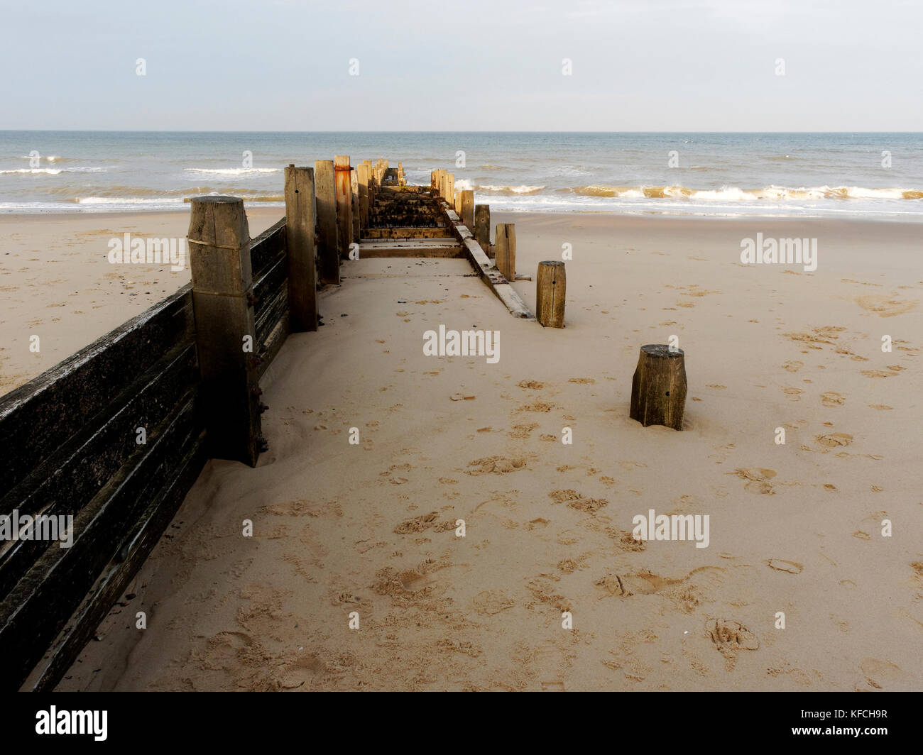 A timber groyne at Walcott, Norfolk demonstrating the effect of a ...