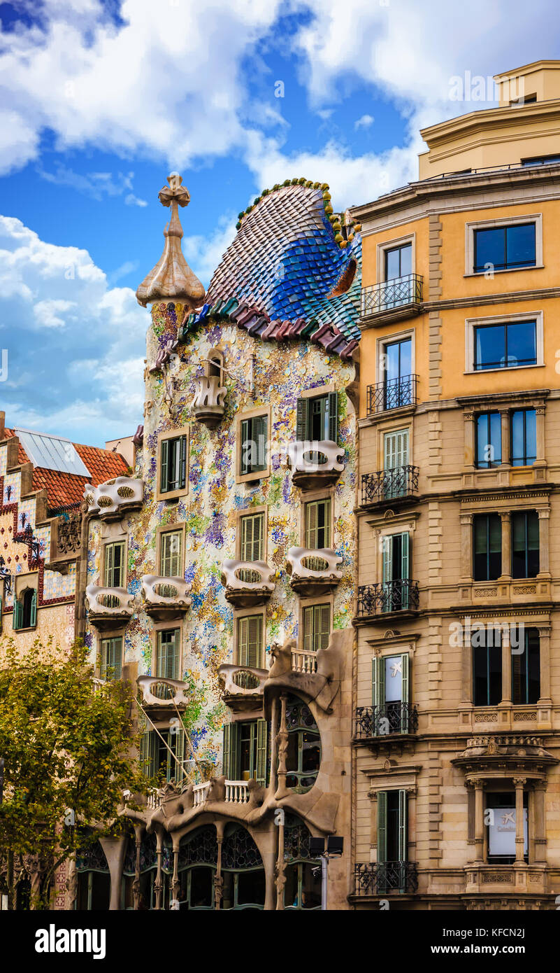 Artwork on exterior of an old Barcelona apartment building Stock Photo ...