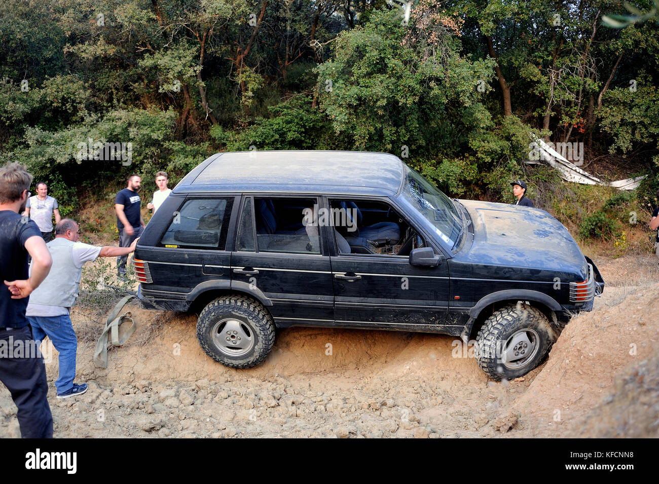 Range Rover in bad shape ready to tip in a hole of a trial circuit ...