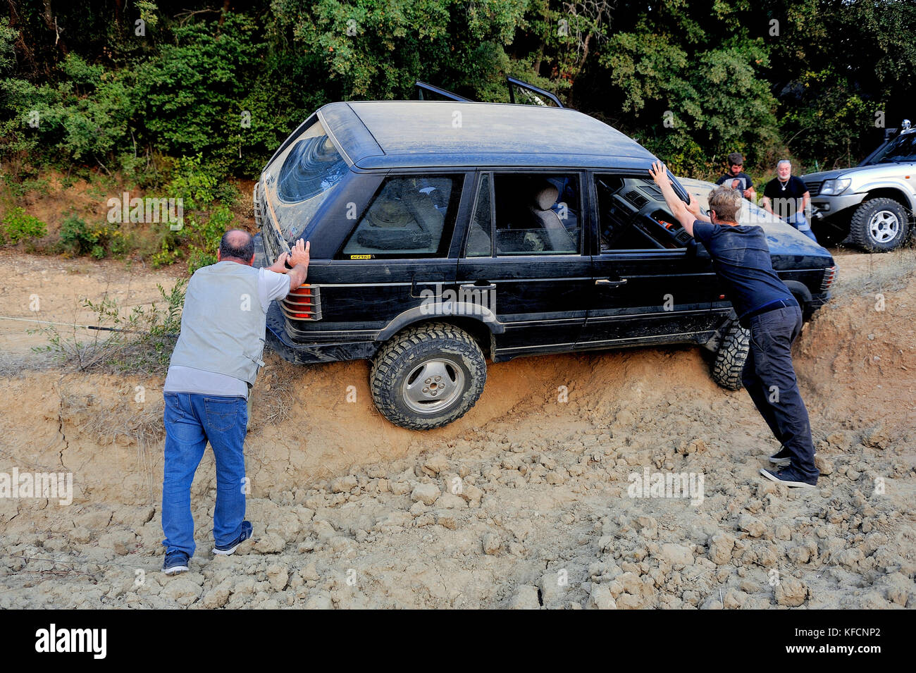 Range Rover in bad shape ready to tip in a hole of a trial circuit ...