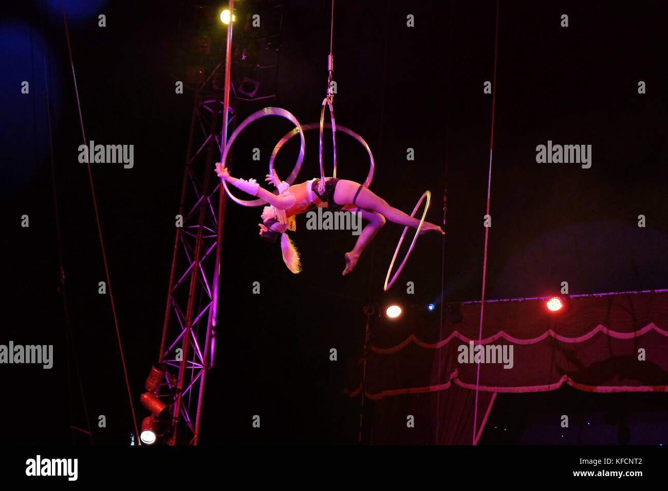 Circus performers hi-res stock photography and images - Alamy