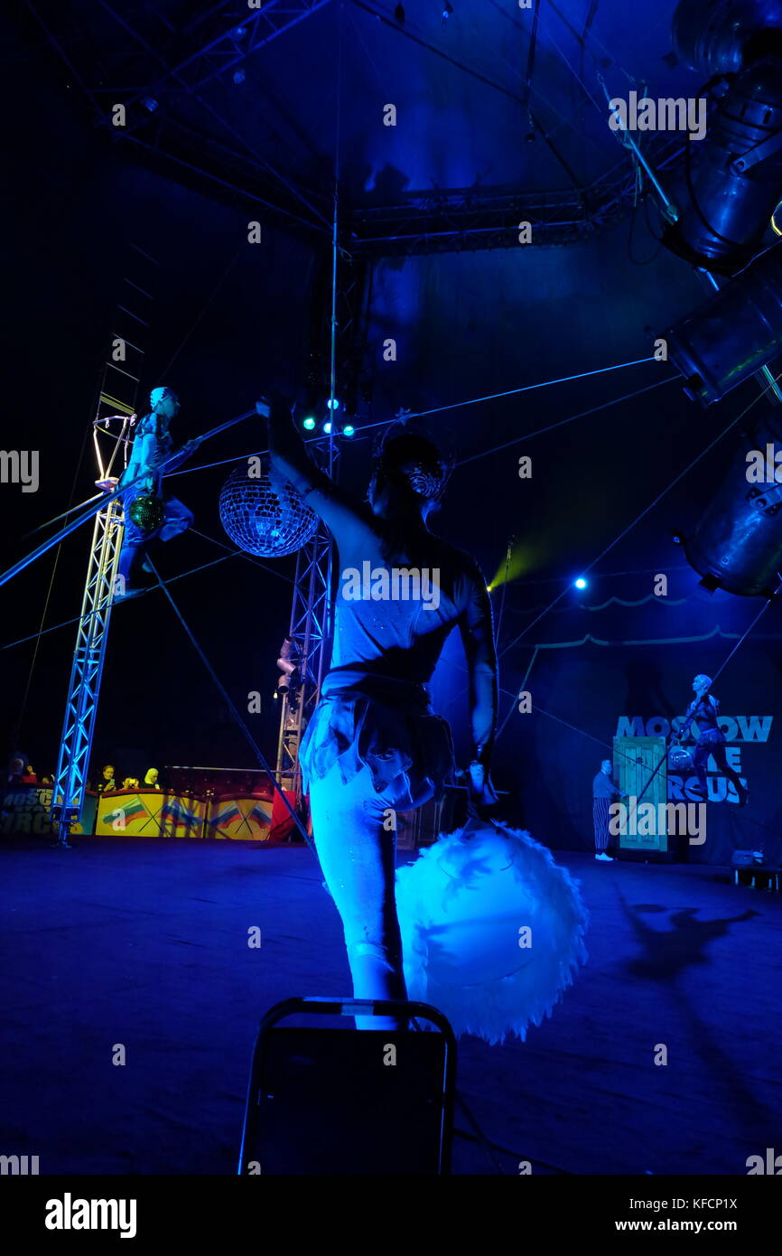 Tight rope walkers at the circus hi-res stock photography and images ...