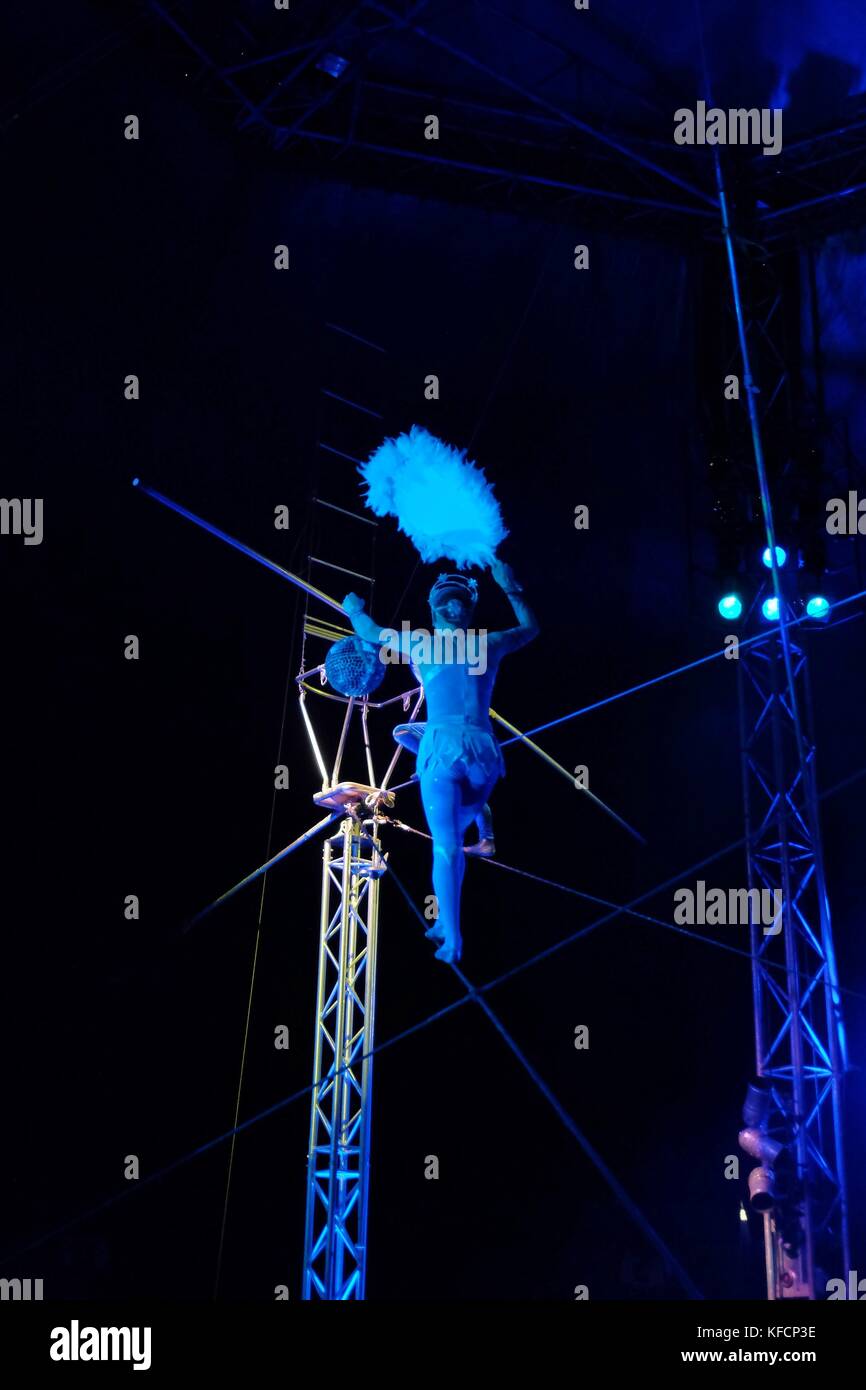 Tight rope walkers at the circus hi-res stock photography and images ...