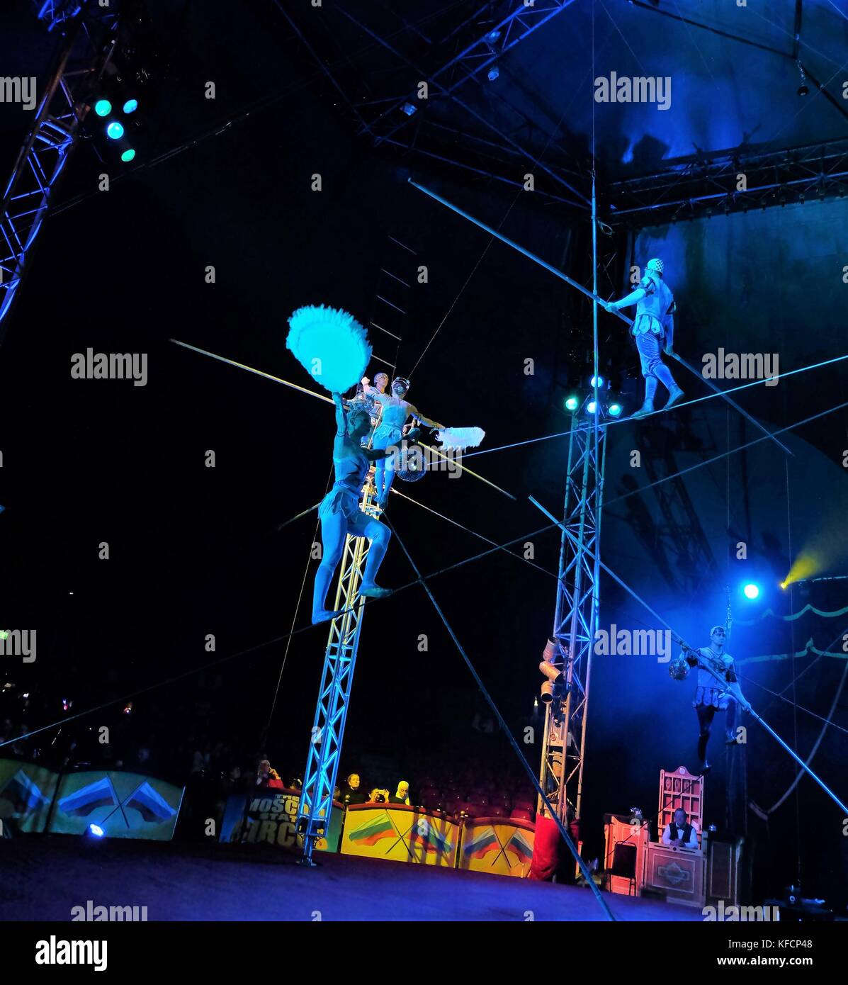 Tight rope walkers at the circus hi-res stock photography and images ...