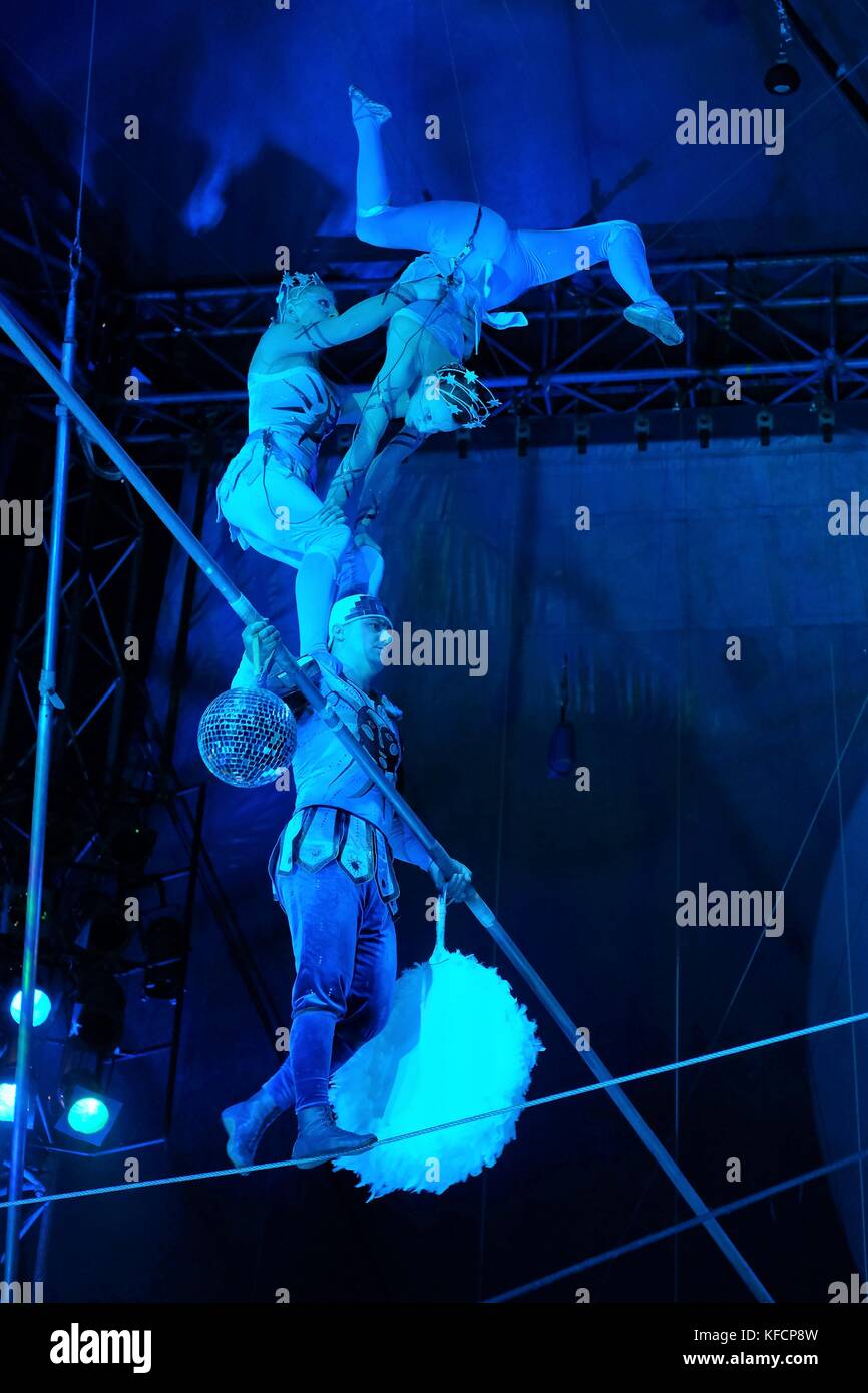 Circus performer and pole hi-res stock photography and images - Alamy