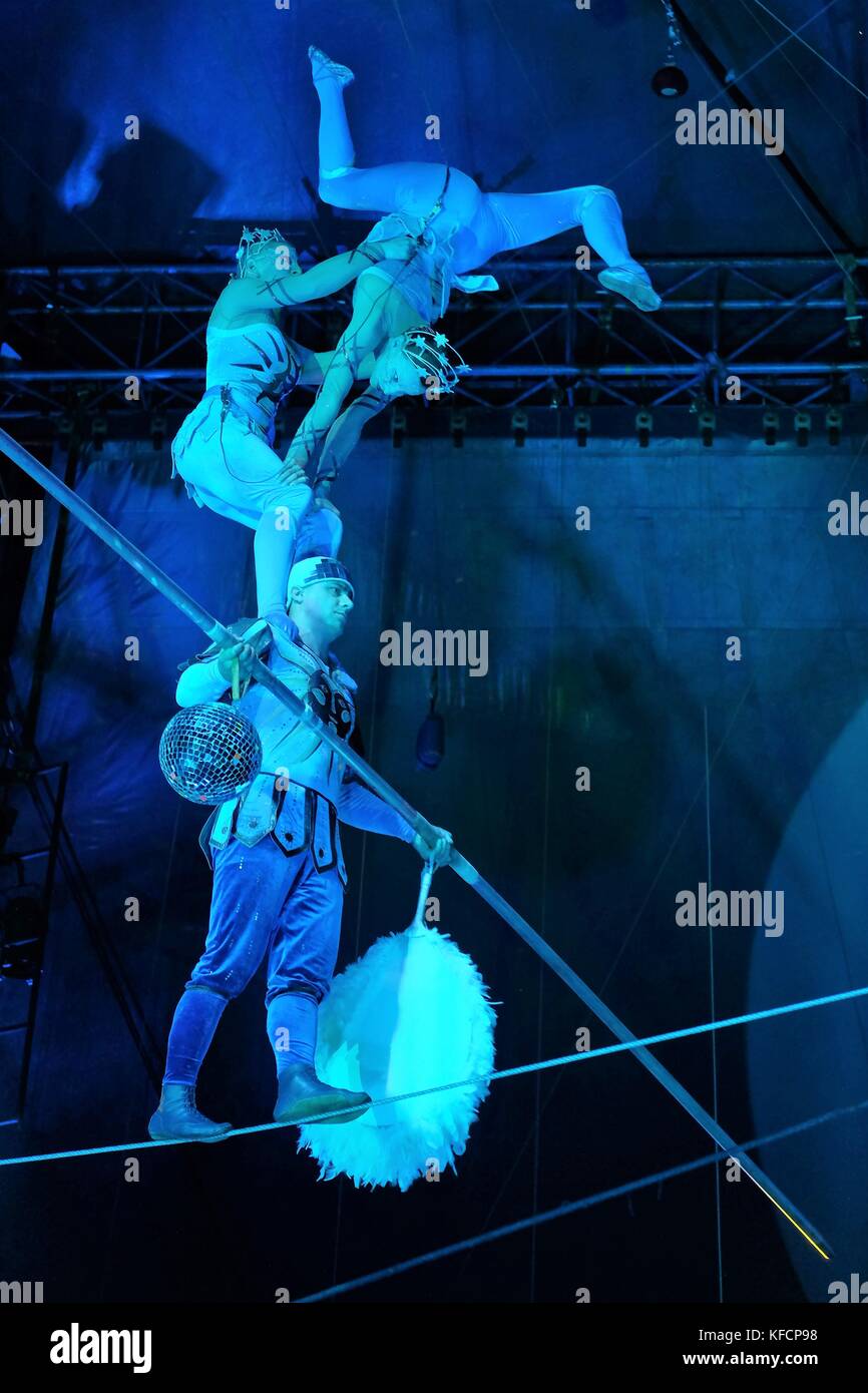 Circus performer and pole hi-res stock photography and images - Alamy