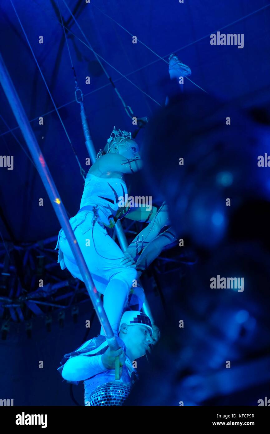 Circus performer and pole hi-res stock photography and images - Alamy