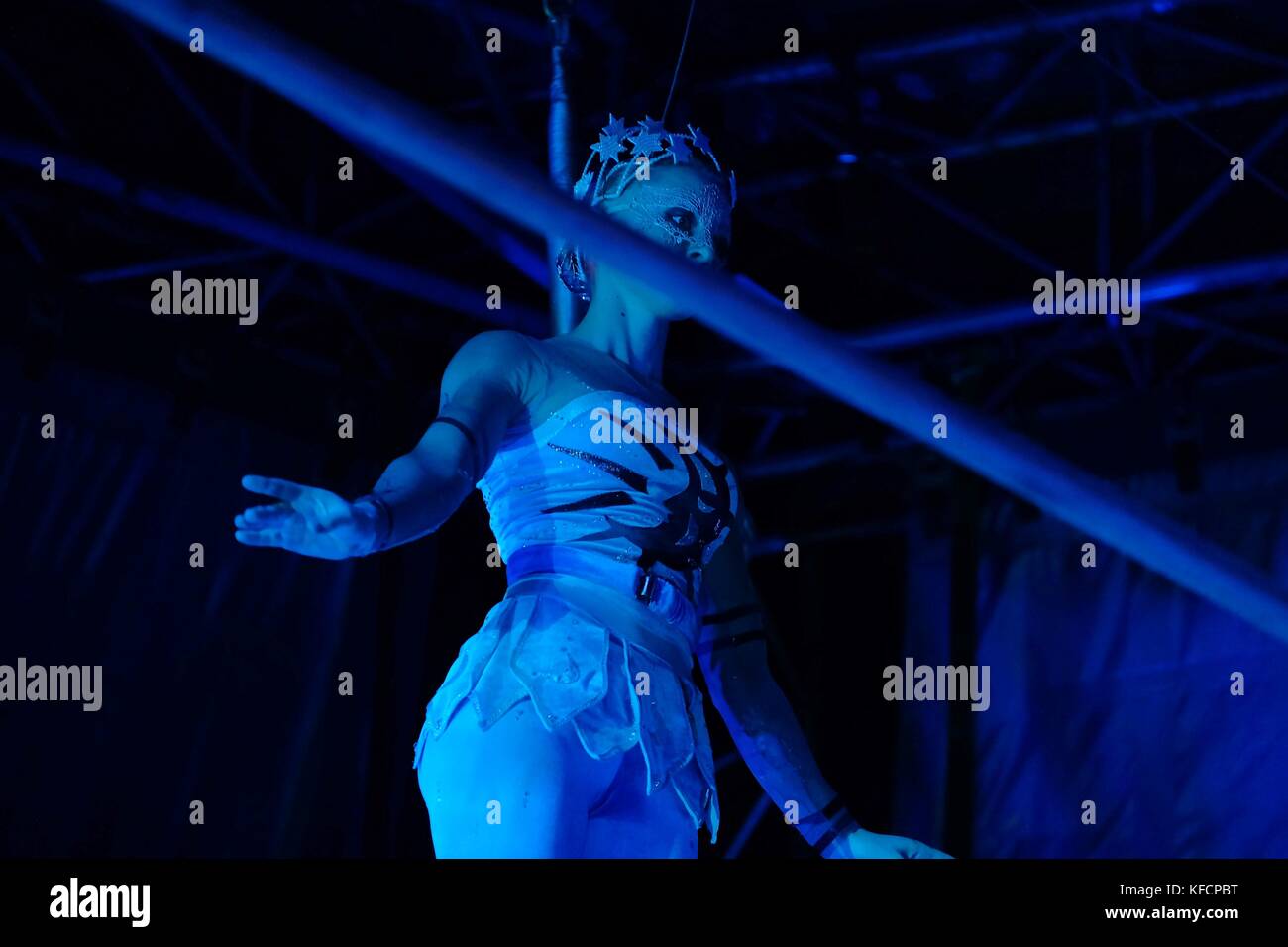 Circus tight rope walker hi-res stock photography and images - Alamy