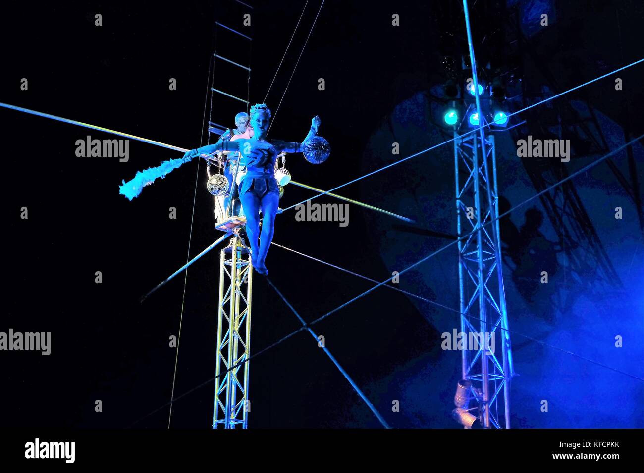Tight rope walkers at the circus hi-res stock photography and images ...