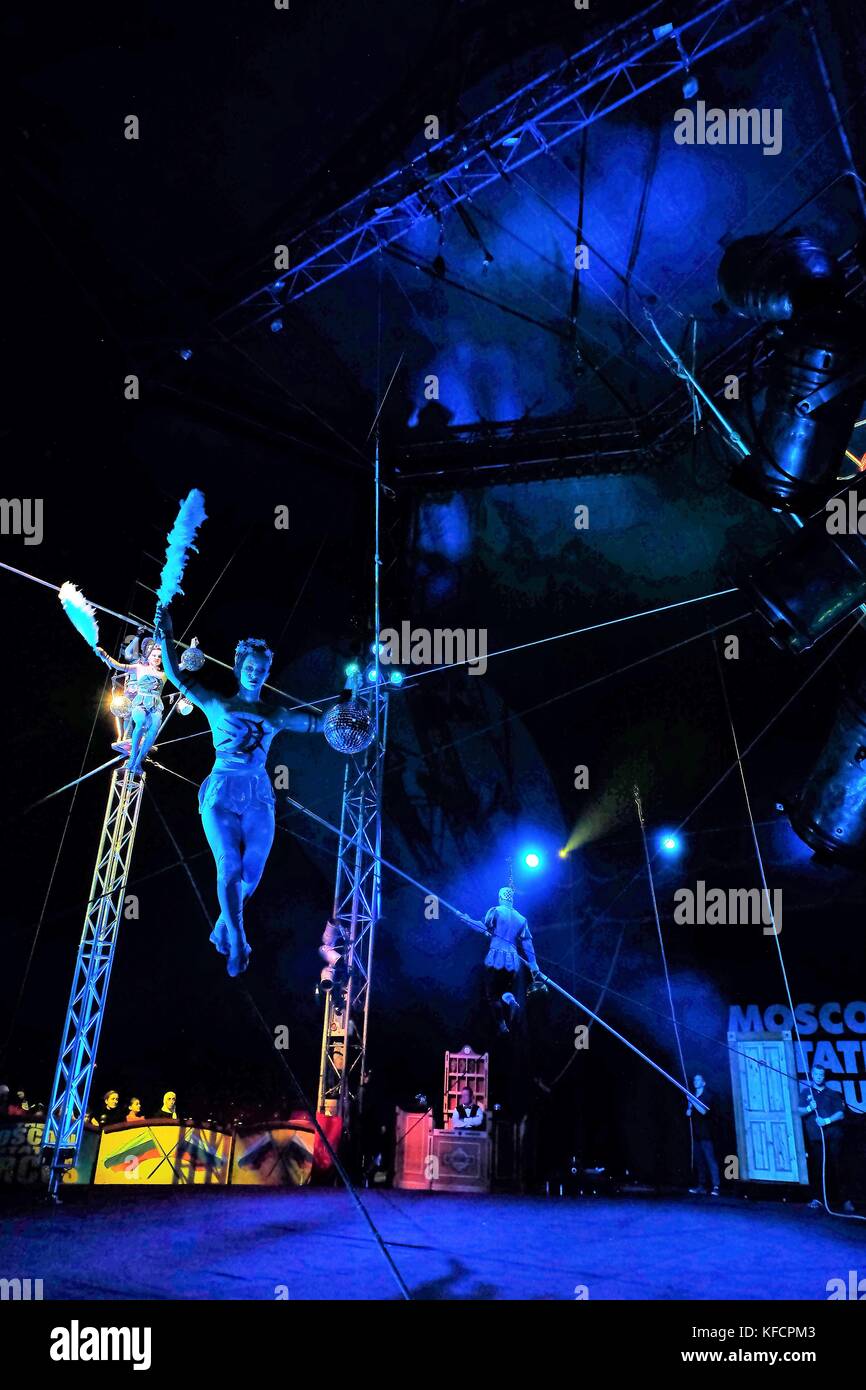Tight rope walkers at the circus hi-res stock photography and images ...
