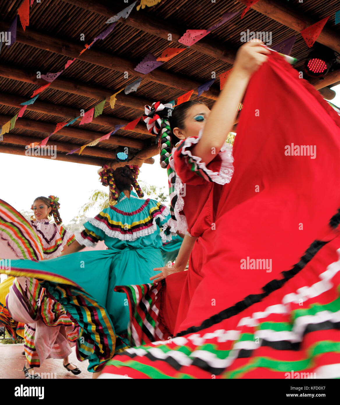 Baile folklorico hi-res stock photography and images - Alamy