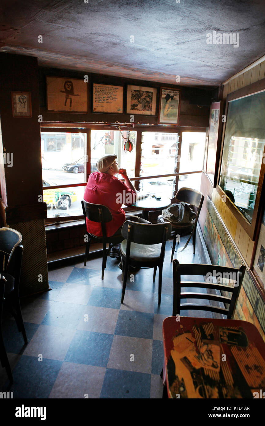 USA, California, San Francisco, the interior at the Vesuvio Bar in ...
