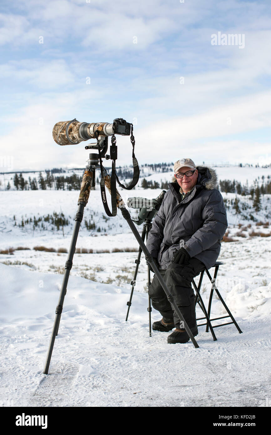 USA, Wyoming, Yellowstone National Park, wolf-watcher Bob Breslaw takes ...