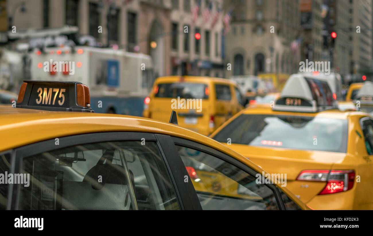 Taxi queue hi-res stock photography and images - Alamy