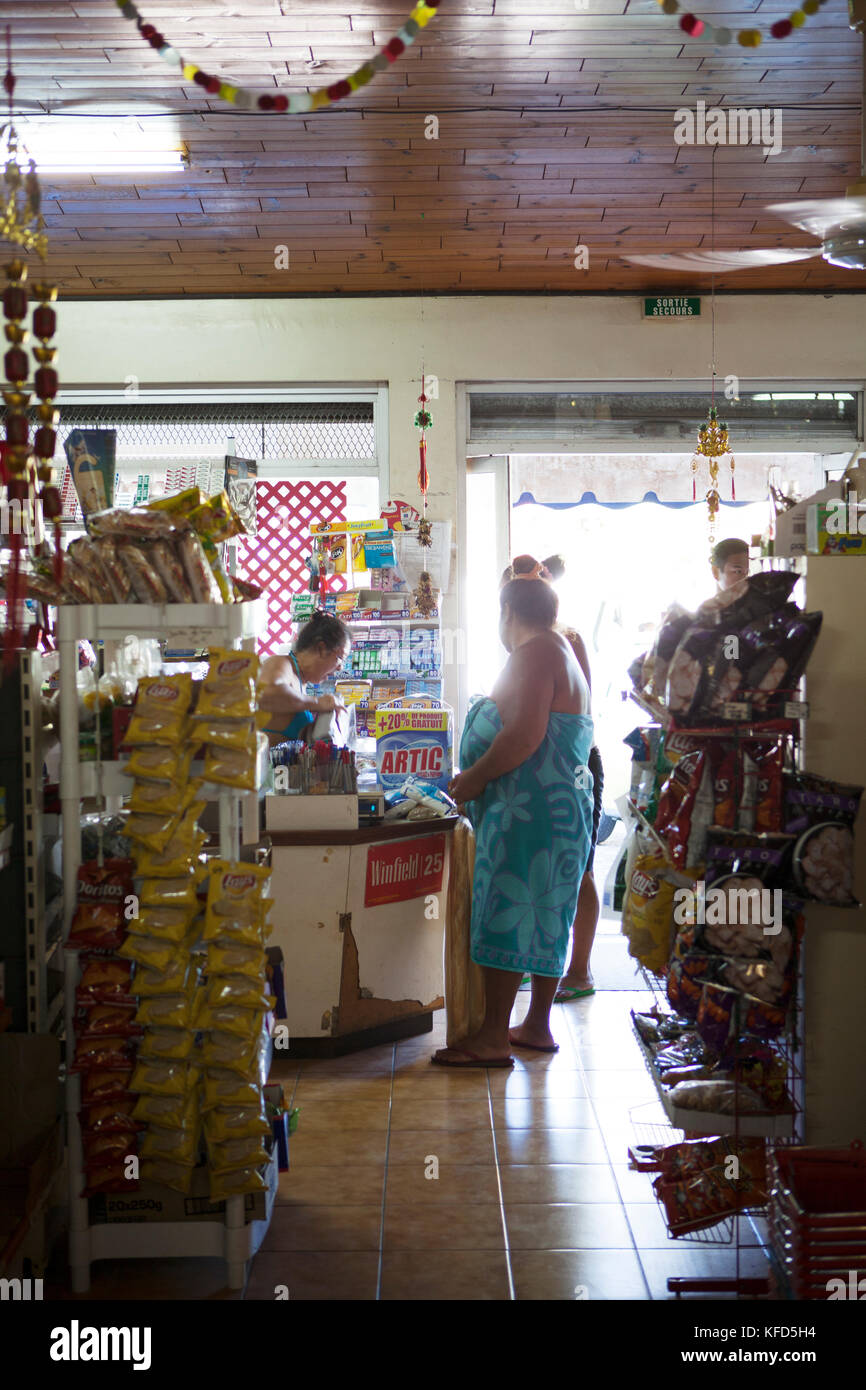 FRENCH POLYNESIA, Moorea. Locals shopping at store Stock Photo - Alamy