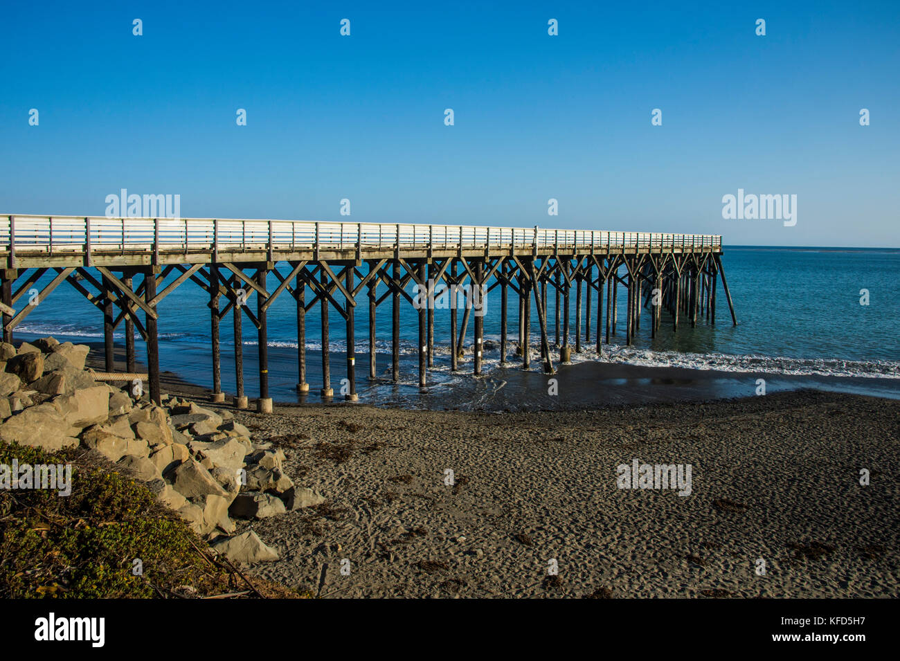 Long pier at the W R Hearst Memorial State Beach below Hearst castle ...