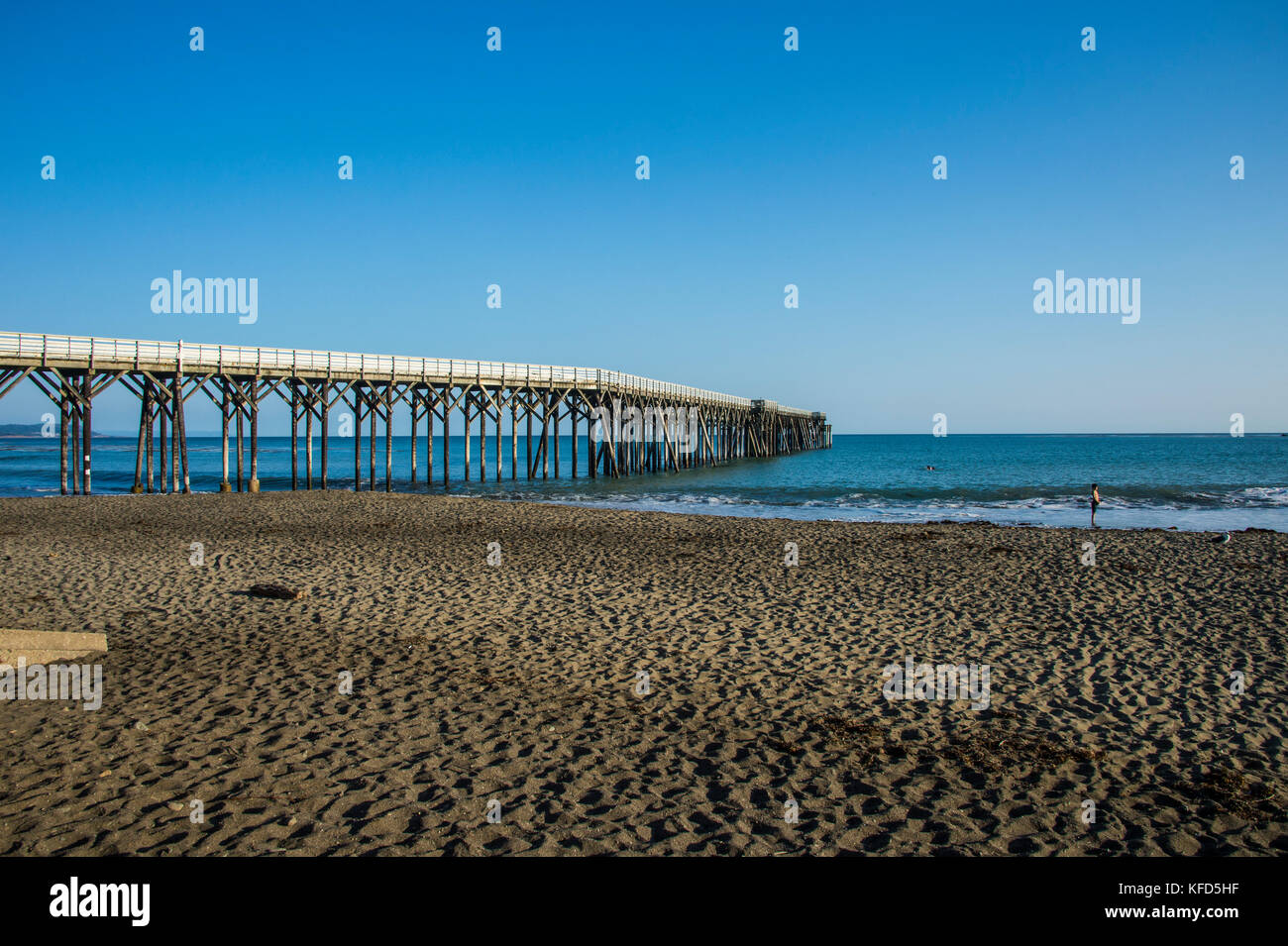 Long pier at the W R Hearst Memorial State Beach below Hearst castle ...