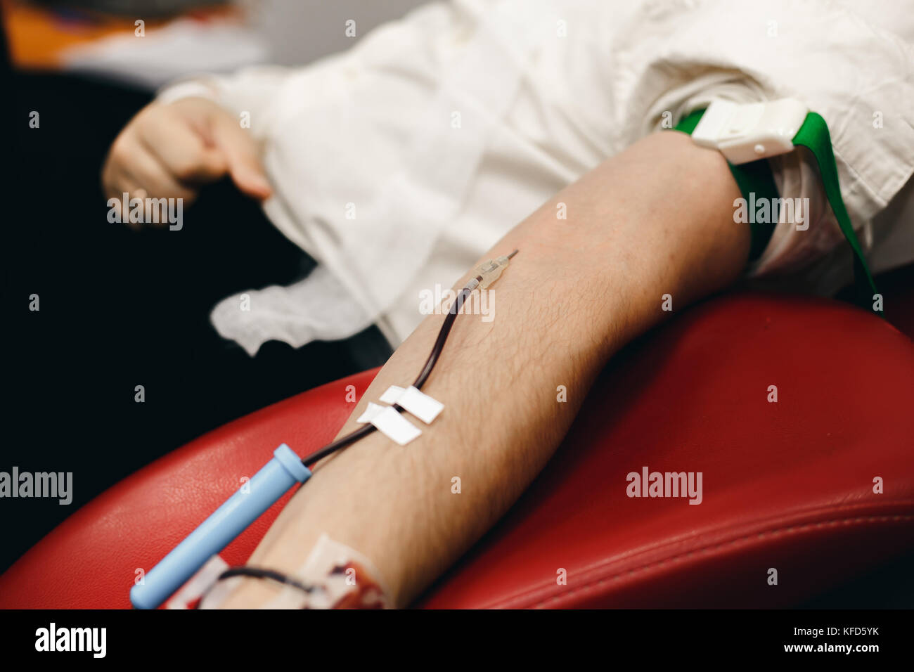 The donor blood donates blood in the clinic Stock Photo - Alamy