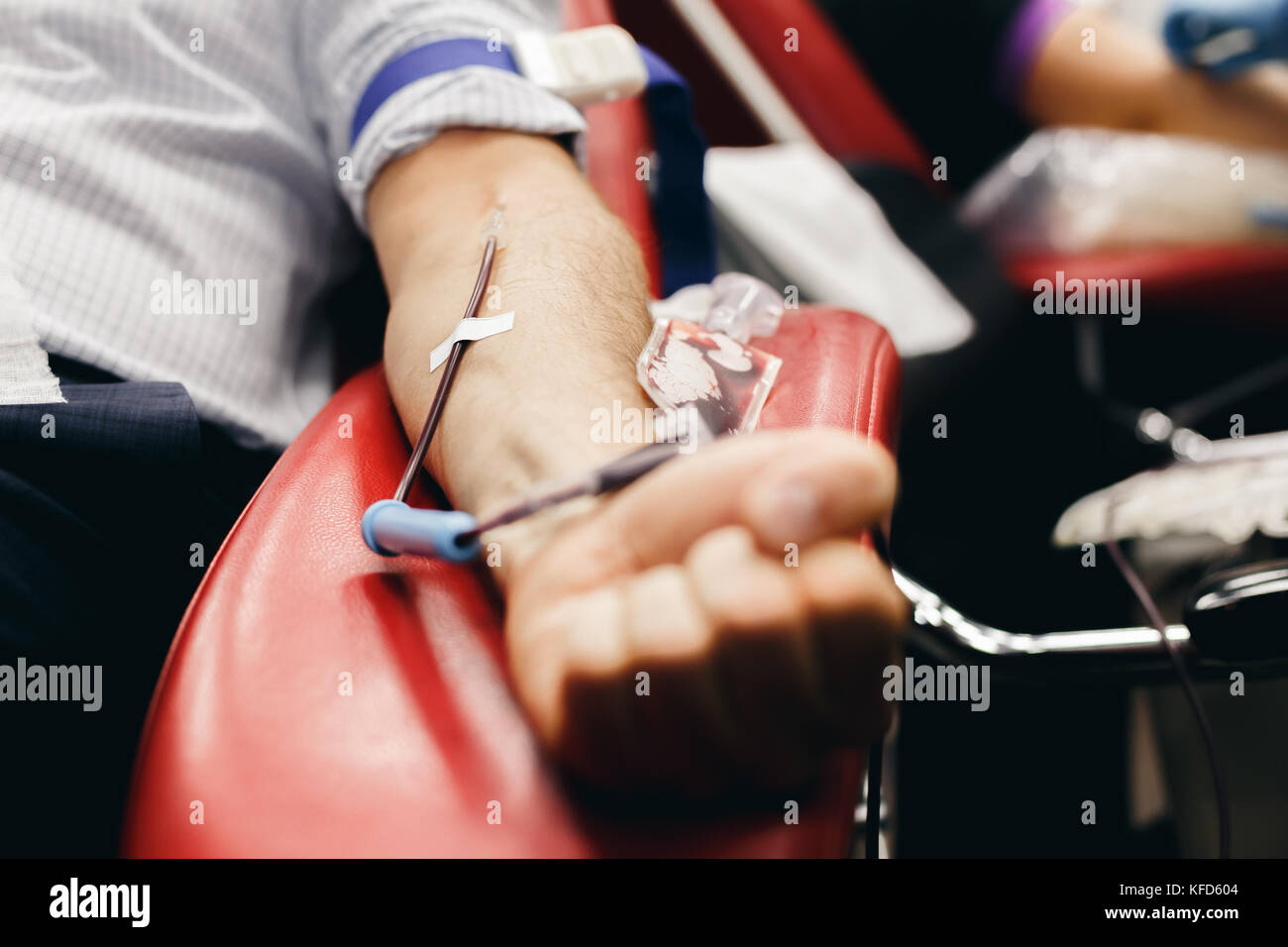 The donor blood donates blood in the clinic Stock Photo - Alamy