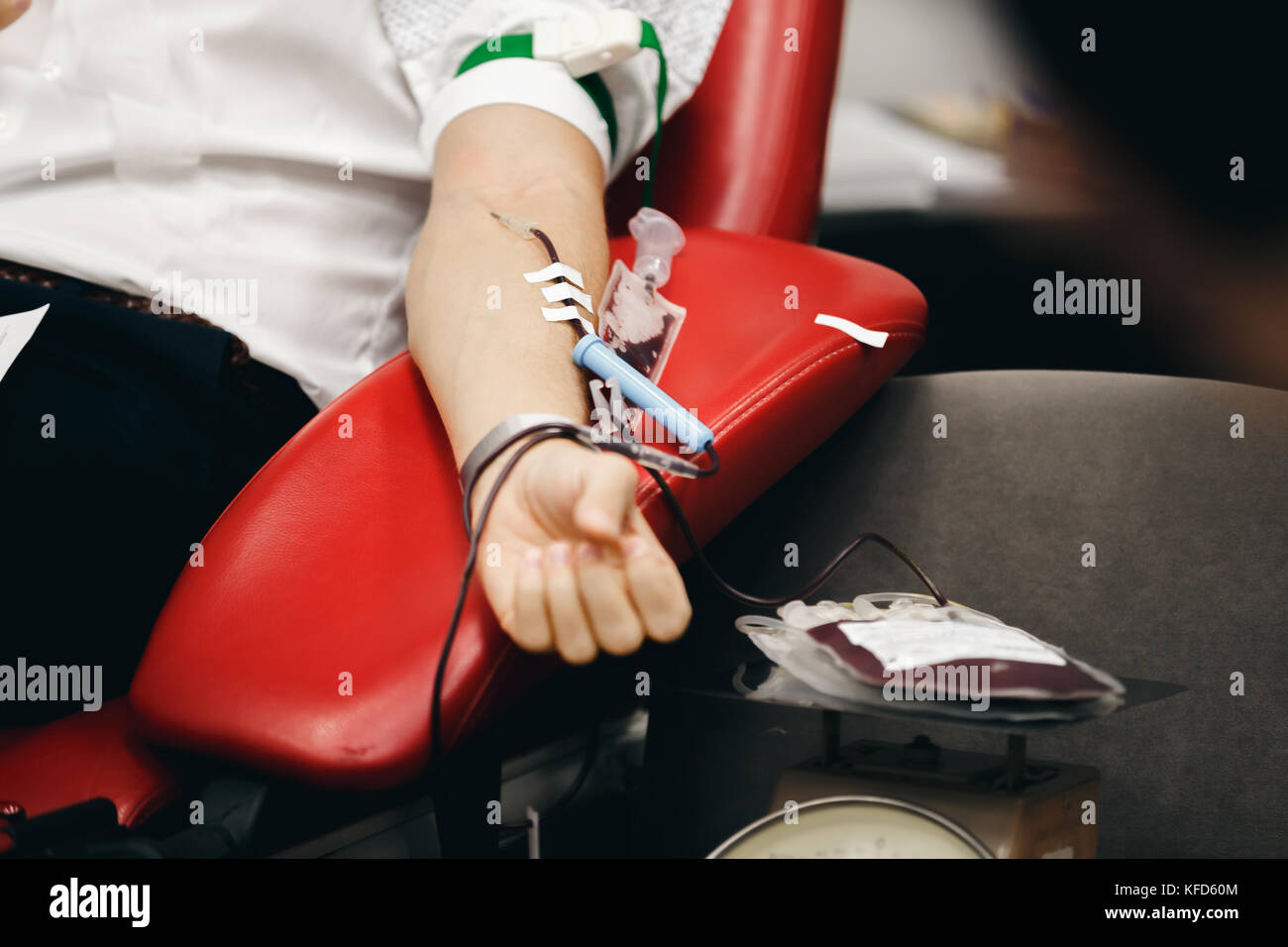 The donor blood donates blood in the clinic Stock Photo - Alamy