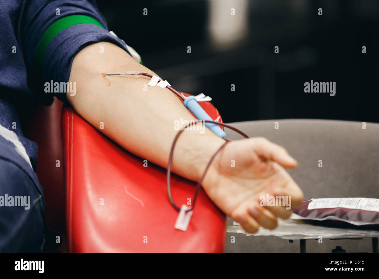 The donor blood donates blood in the clinic Stock Photo - Alamy