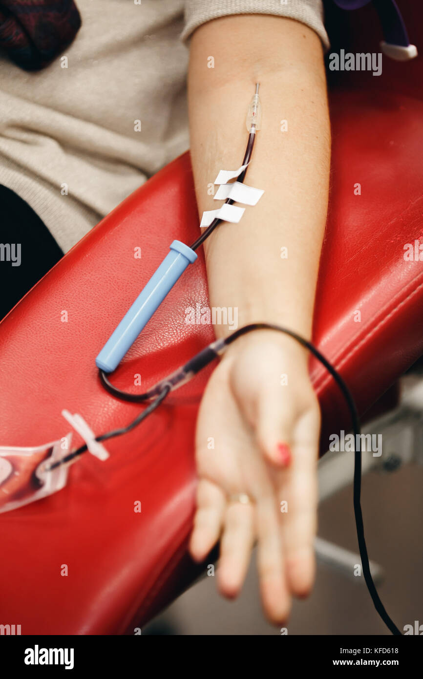 The donor blood donates blood in the clinic Stock Photo - Alamy