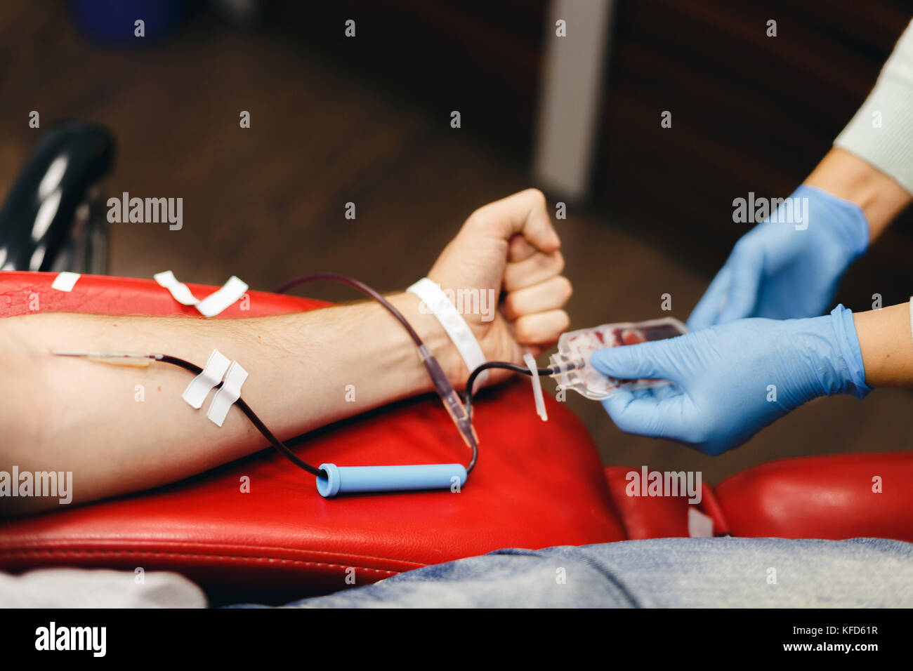 The donor blood donates blood in the clinic Stock Photo - Alamy