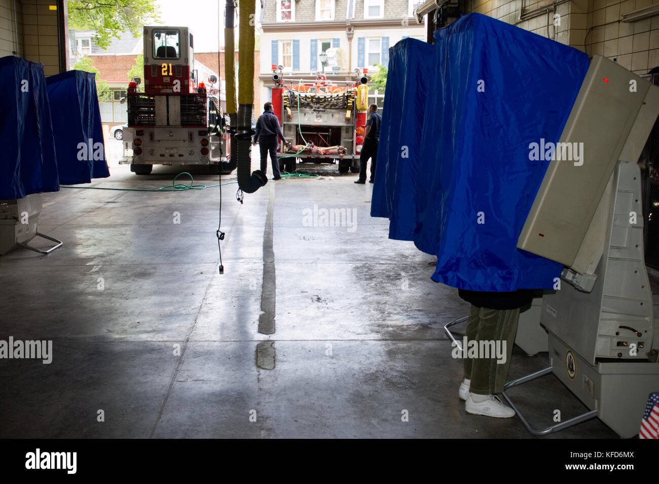 American voting station hi-res stock photography and images - Alamy