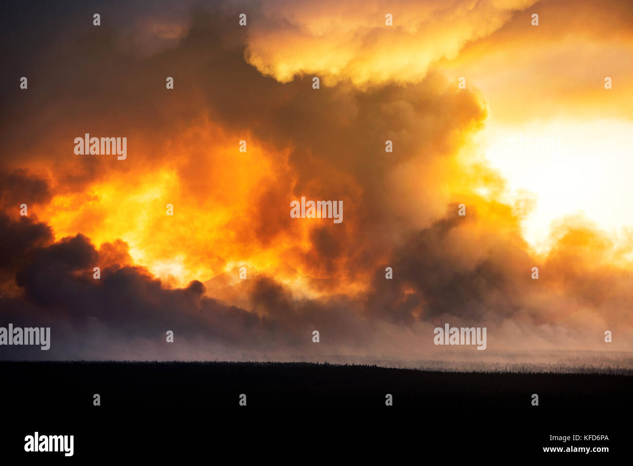 USA, Oregon, Bend, the smoke of the two bulls fire near Bend billows ...