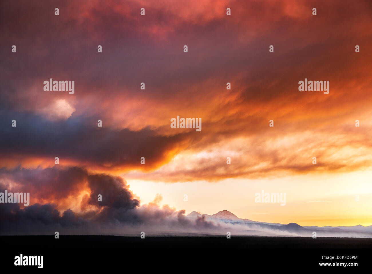 USA, Oregon, Bend, the smoke of the two bulls fire near Bend billows ...