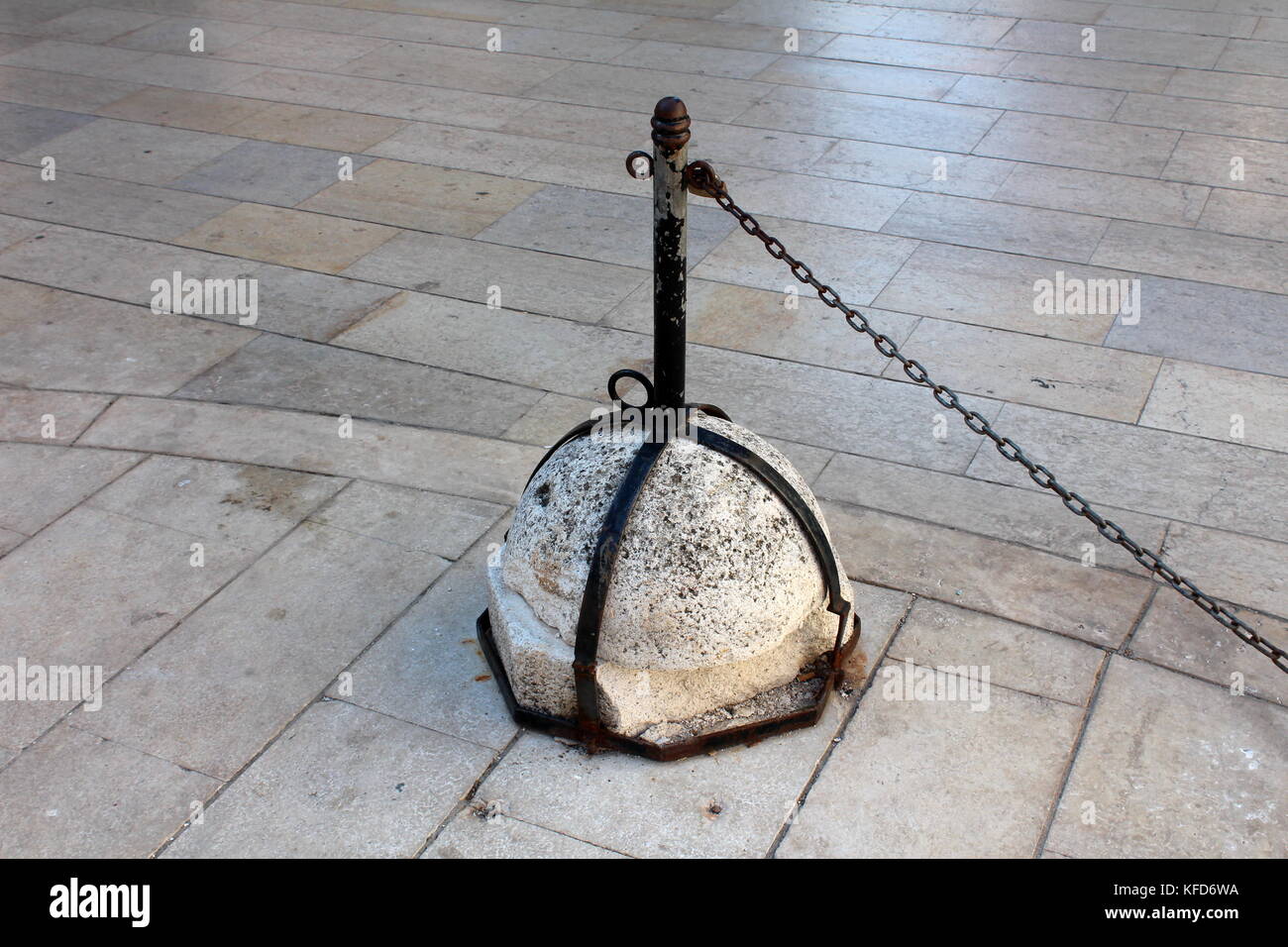 Self standing hi-res stock photography and images - Alamy