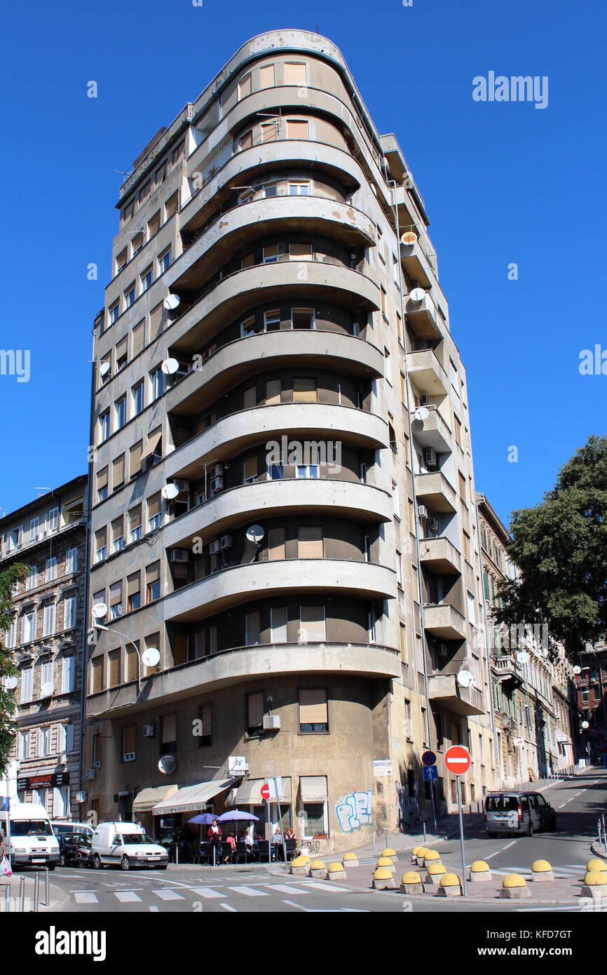 Tall narrow building hi-res stock photography and images - Alamy